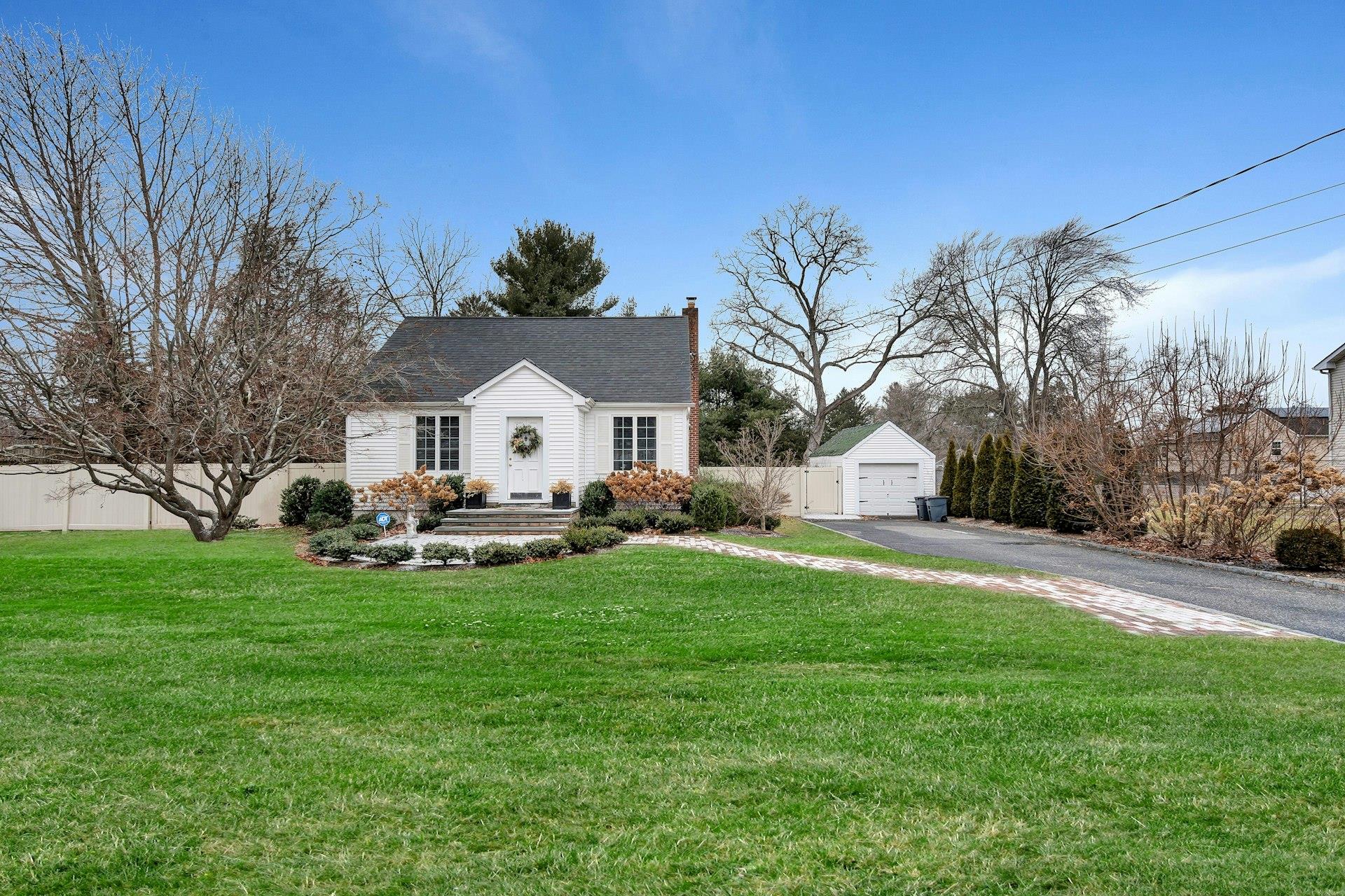 15 Alyssum Avenue, For Sale in Huntington - eXp Realty