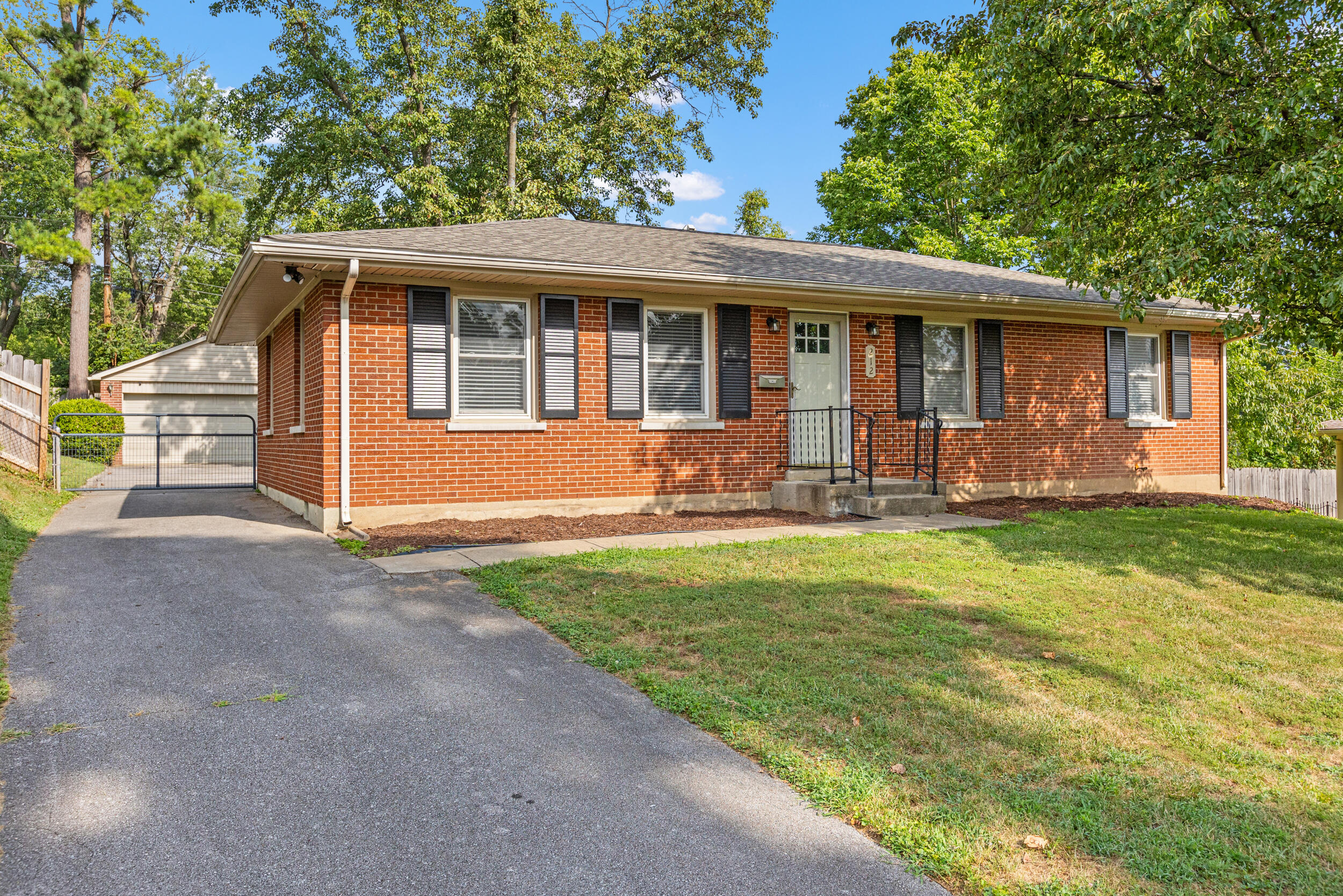 212 Aberdeen Dr, For Sale in Lexington - eXp Realty