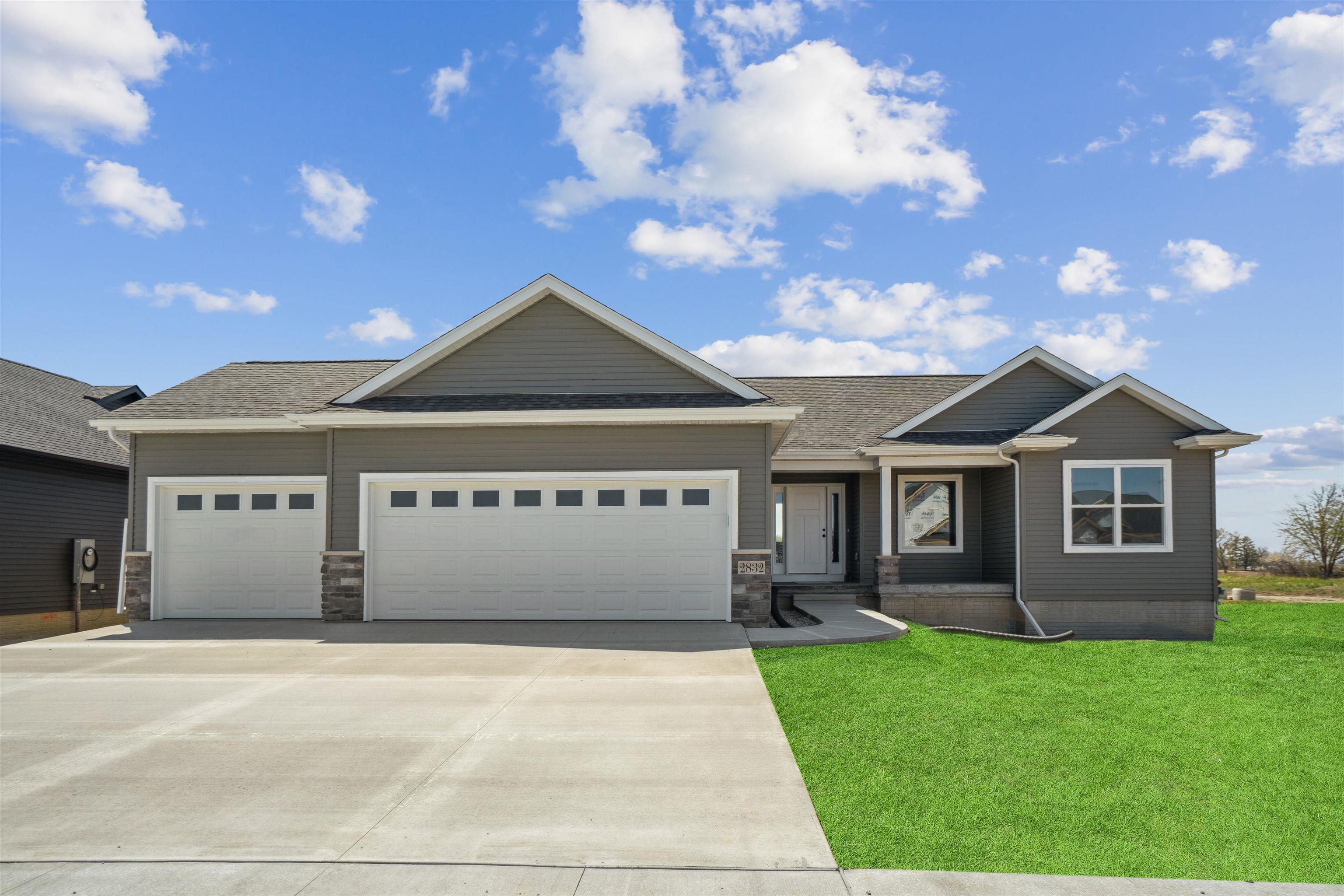 2832 Autumn Woods Drive, For Sale in Cedar Falls - Zoocasa