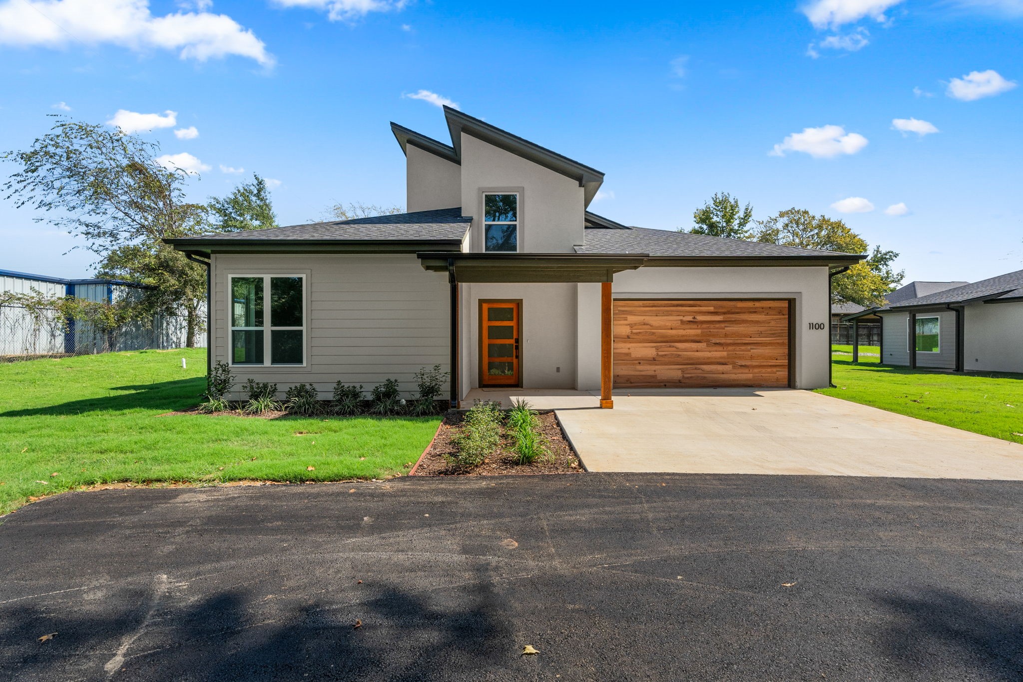 1100 S Main St, For Sale in Lindale - eXp Realty