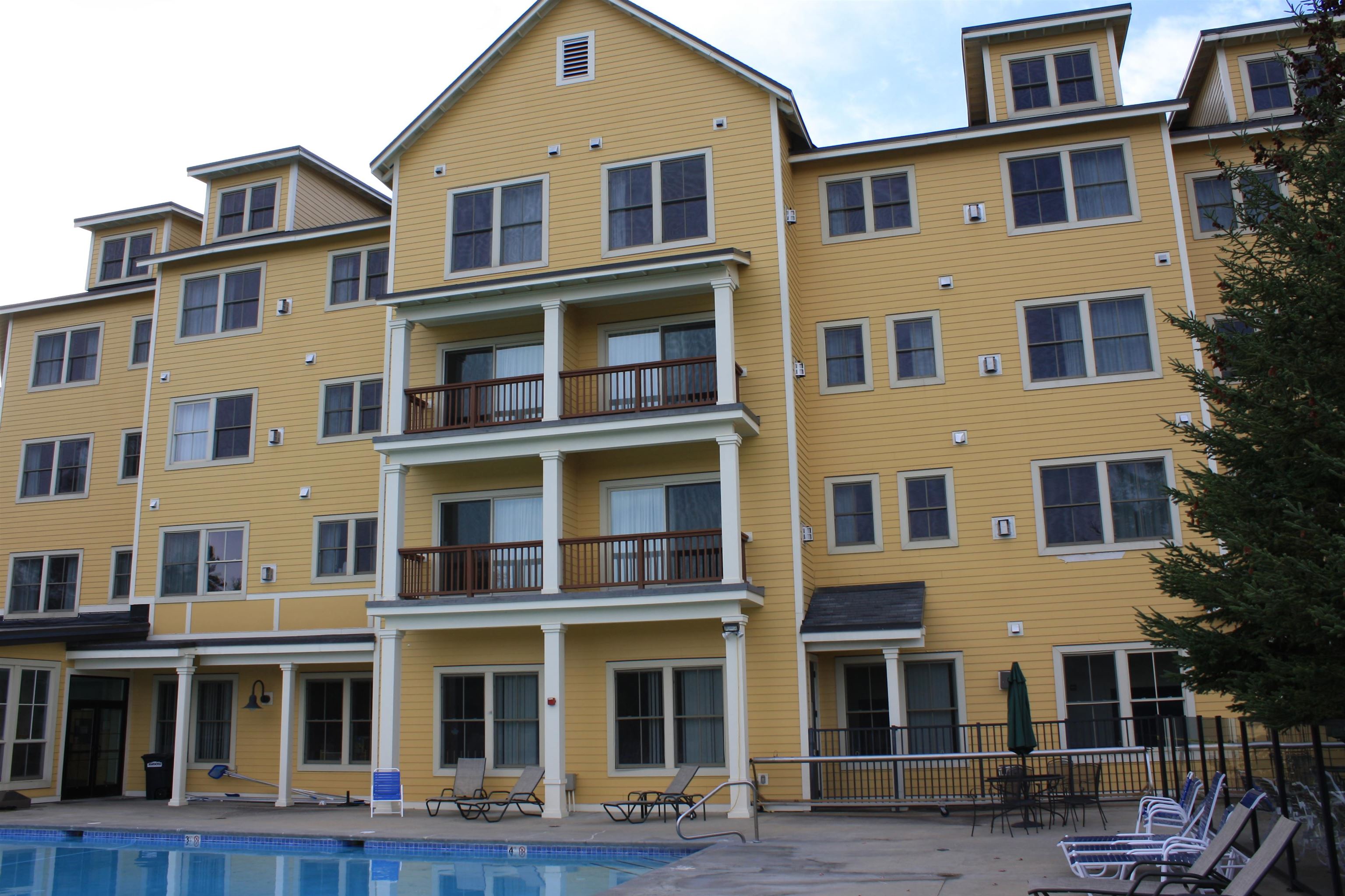 225/227 Qtr. I I Jackson Gore Inn, For Sale in Ludlow - Zoocasa