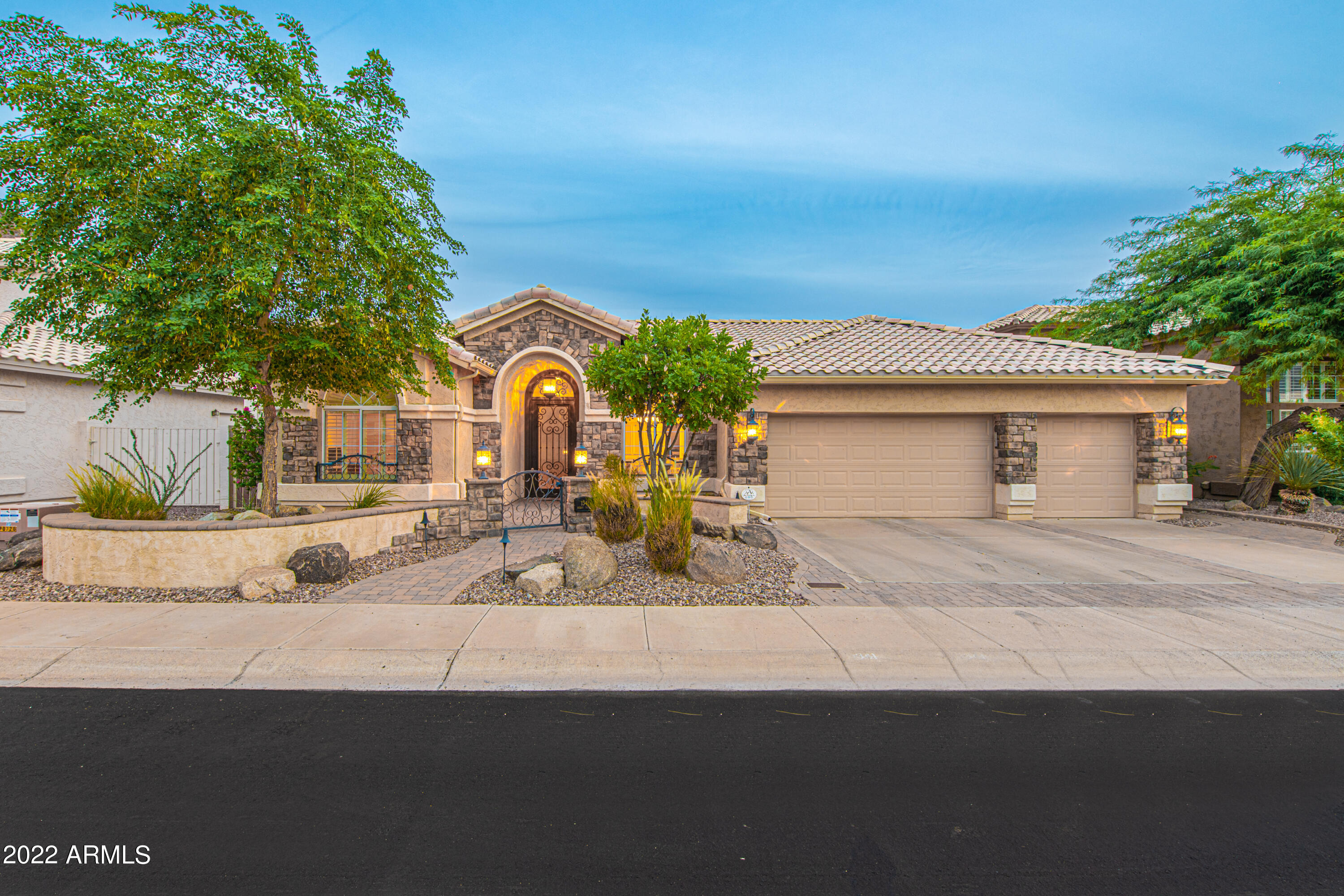 1341 E Desert Trumpet Road, Sold in Phoenix - Zoocasa