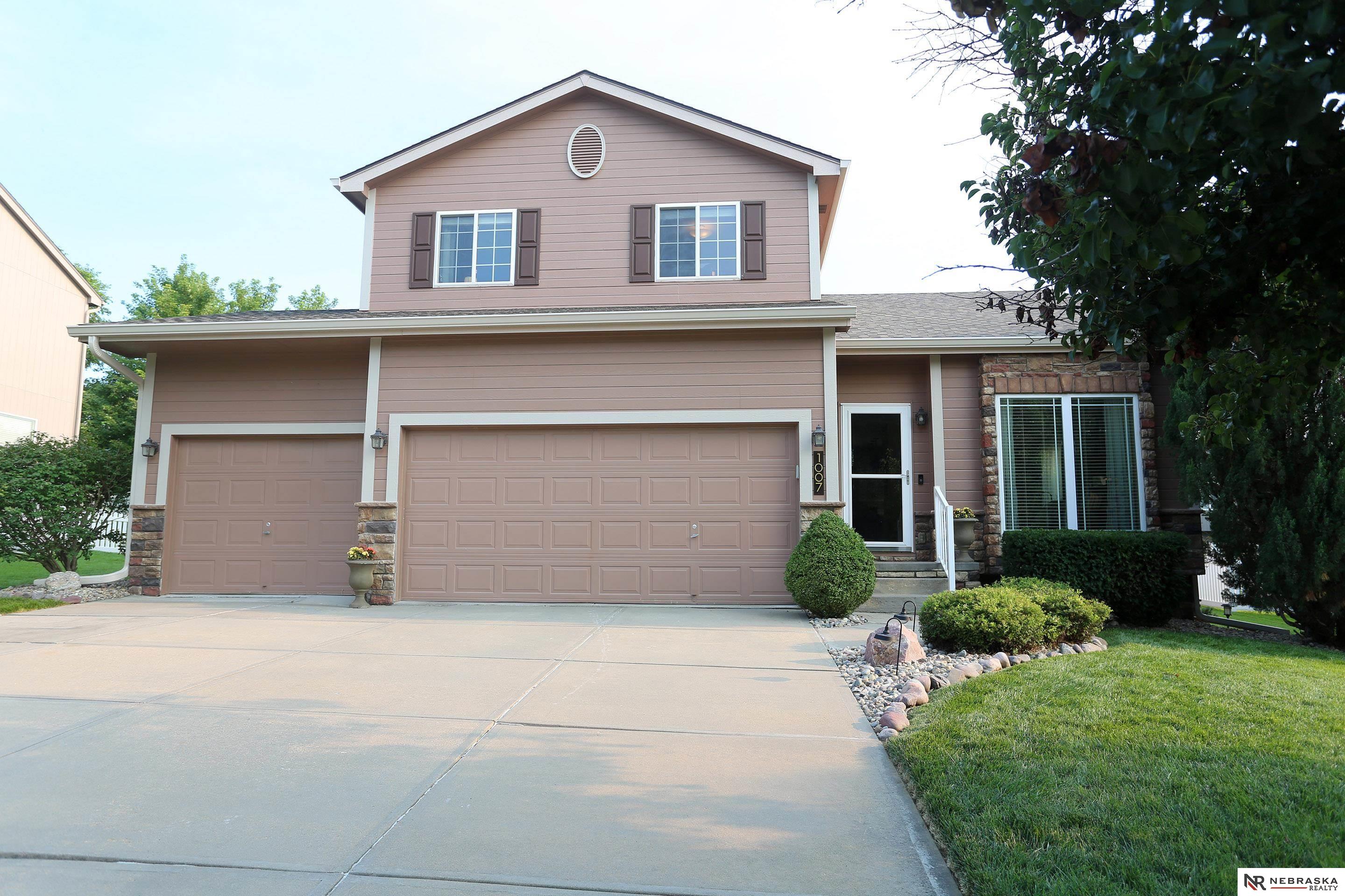 1007 Gold Coast Rd, For Sale in Papillion - eXp Realty