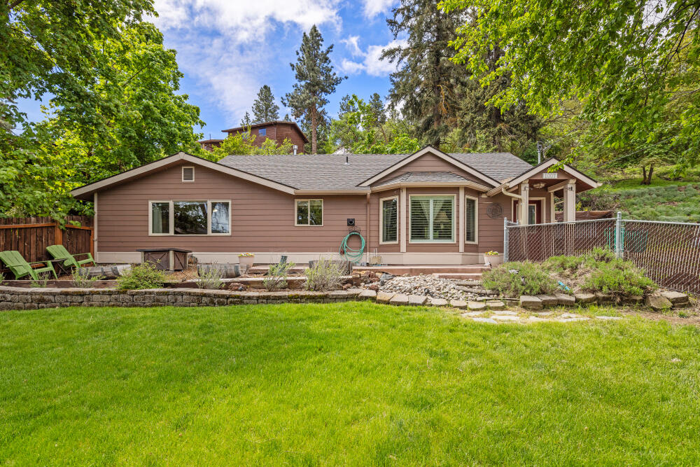 1007 Lakeshore Dr, For Sale in Klamath Falls - eXp Realty