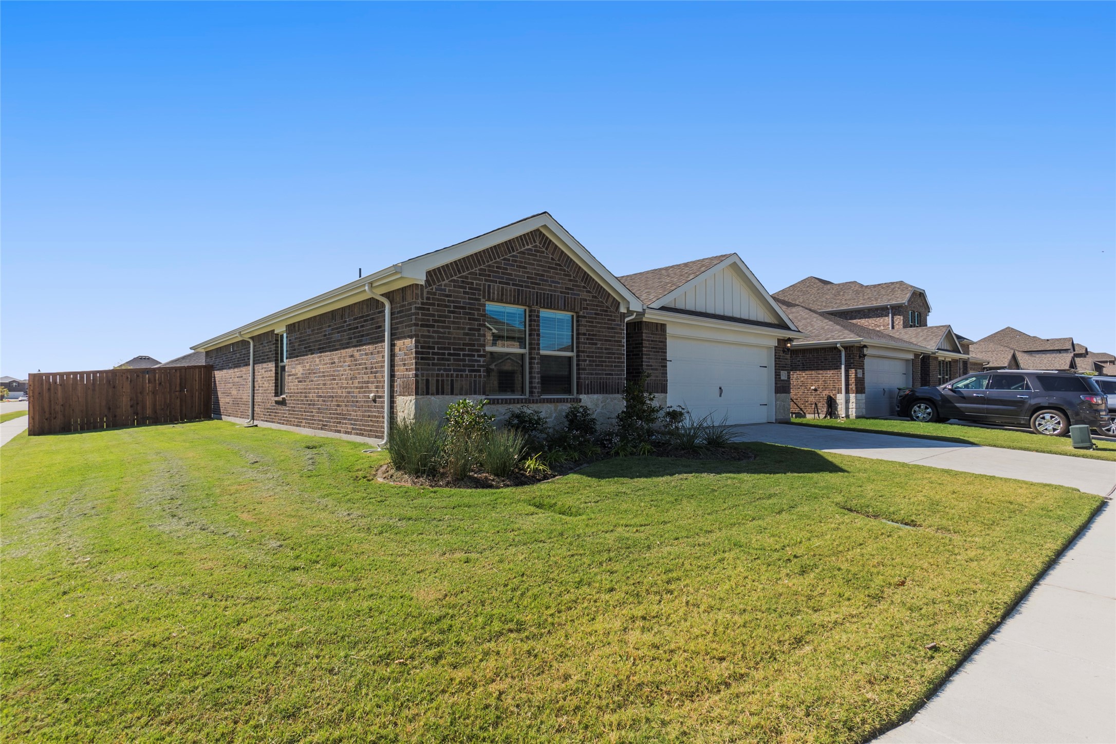 1816 Gold Mine Trl, For Sale in Aubrey - Zoocasa