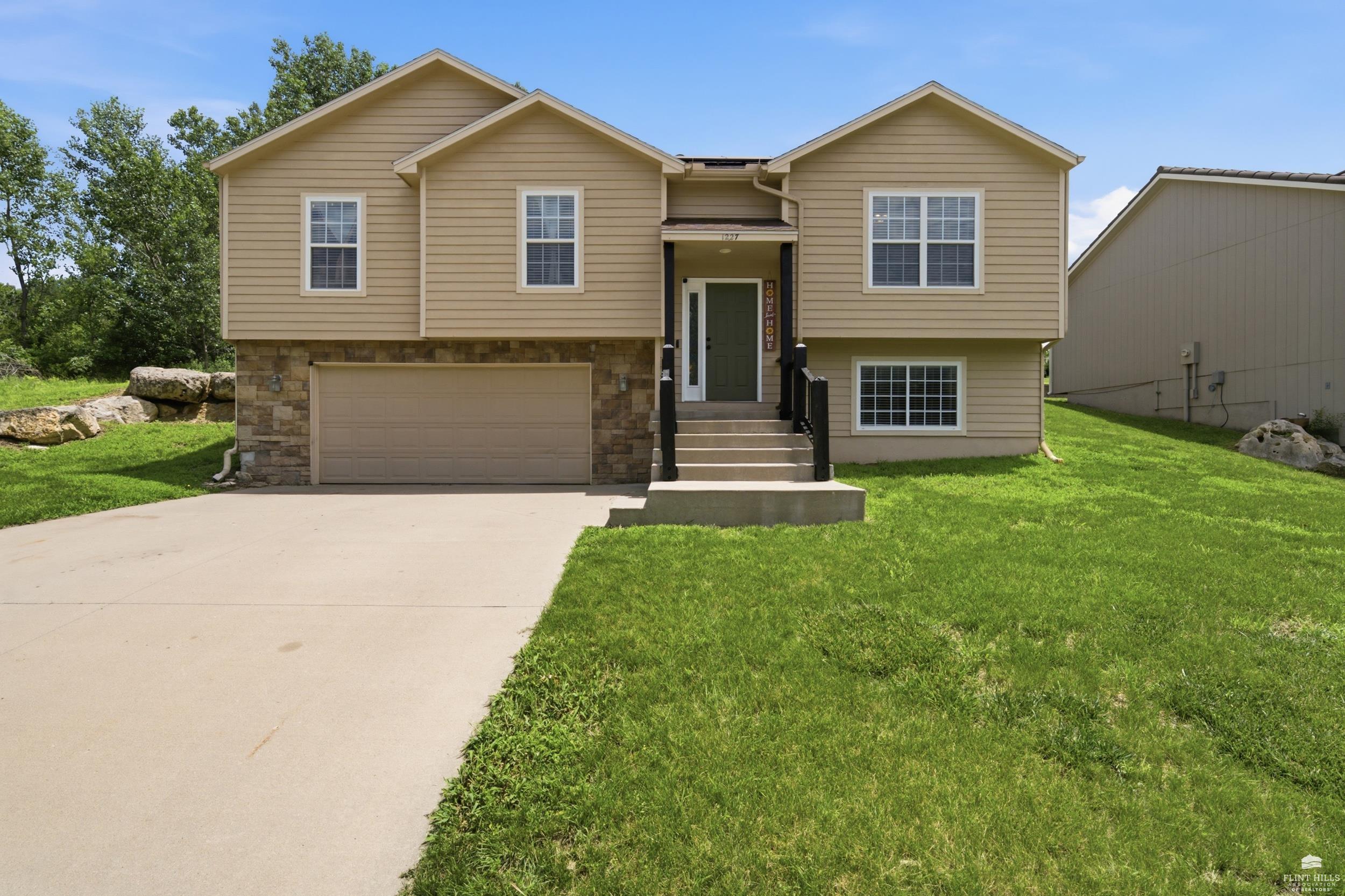 1227 Oakview Dr, For Sale in Junction City - eXp Realty