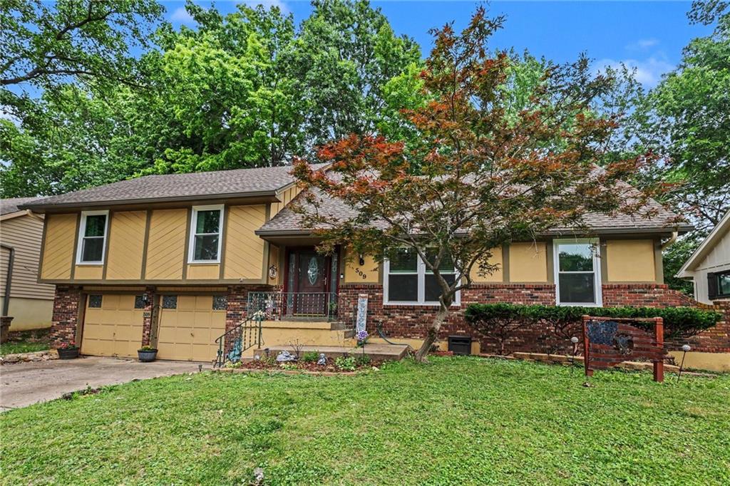 509 Country Ln, For Sale in Lees Summit - eXp Realty