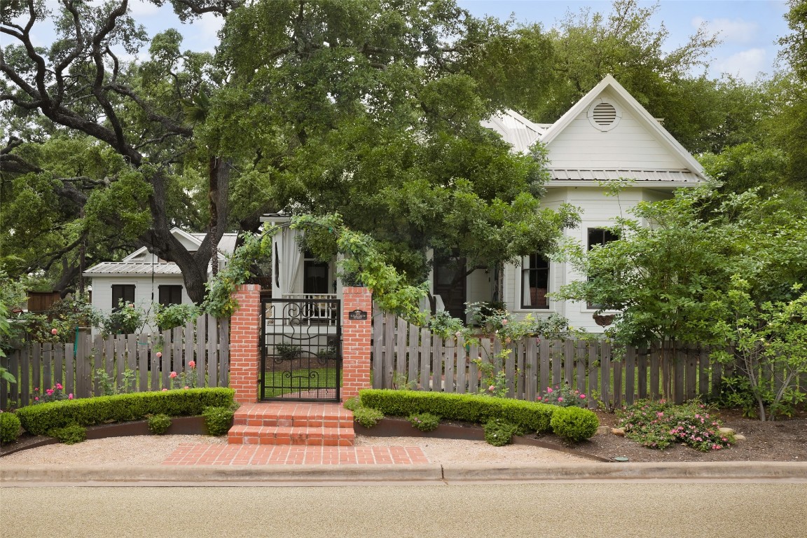 209 E Elizabeth Street, For Sale in Austin - Zoocasa