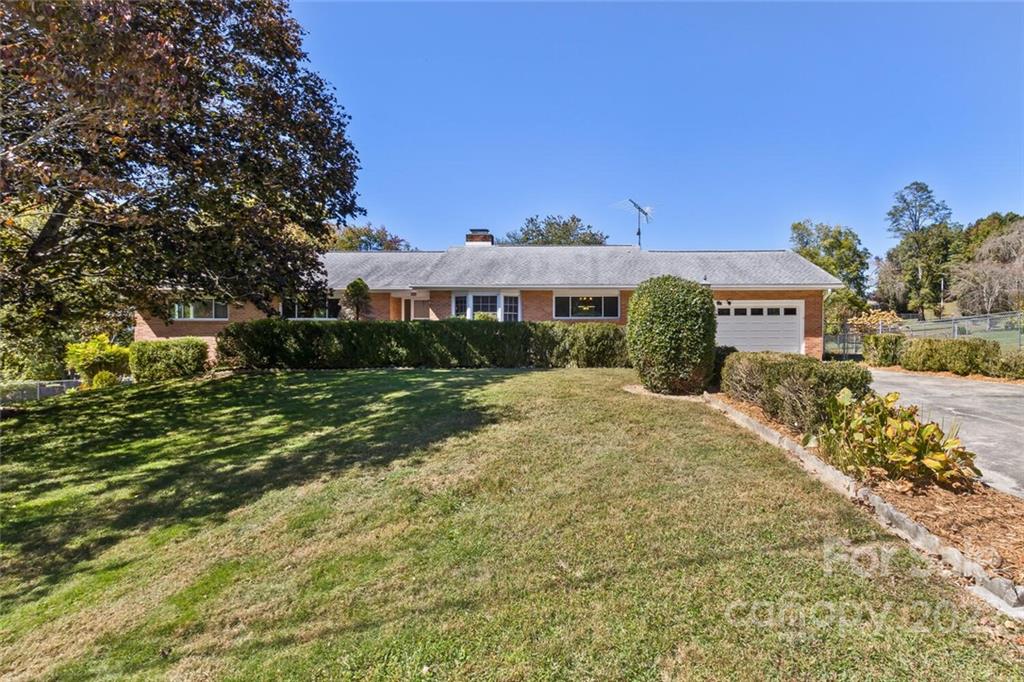 212 Sheneman Drive, Sold in Hendersonville - Zoocasa