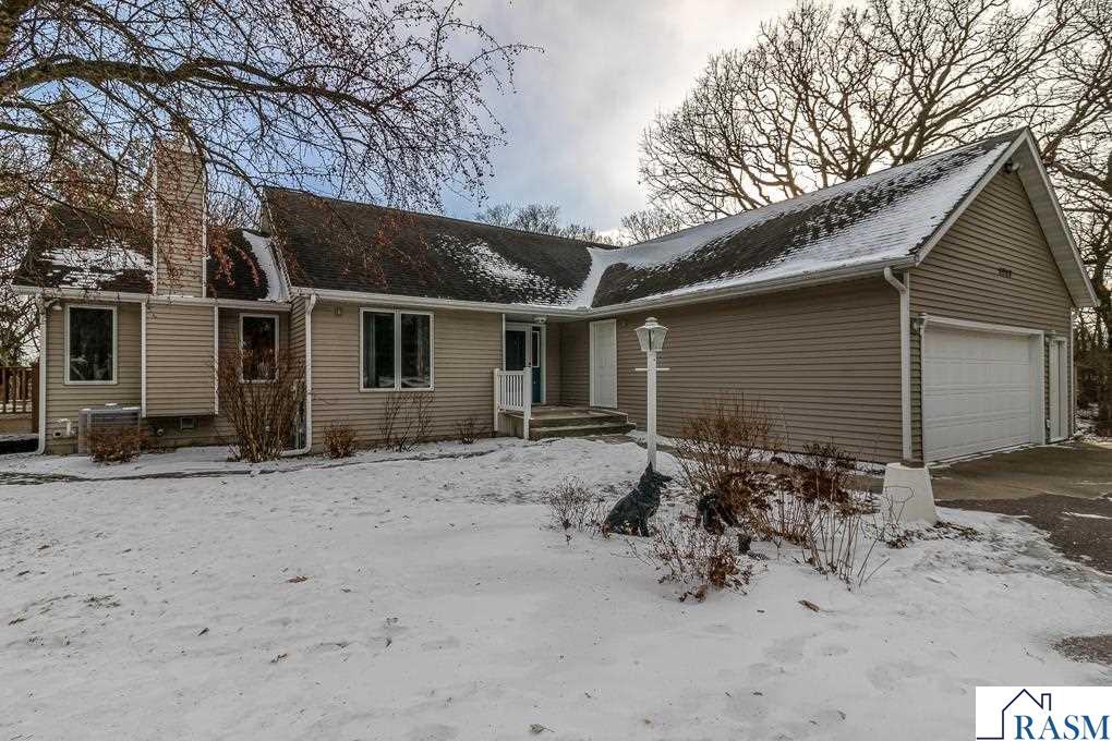 1727 Oakwood Ave, Pending in New Ulm - eXp Realty