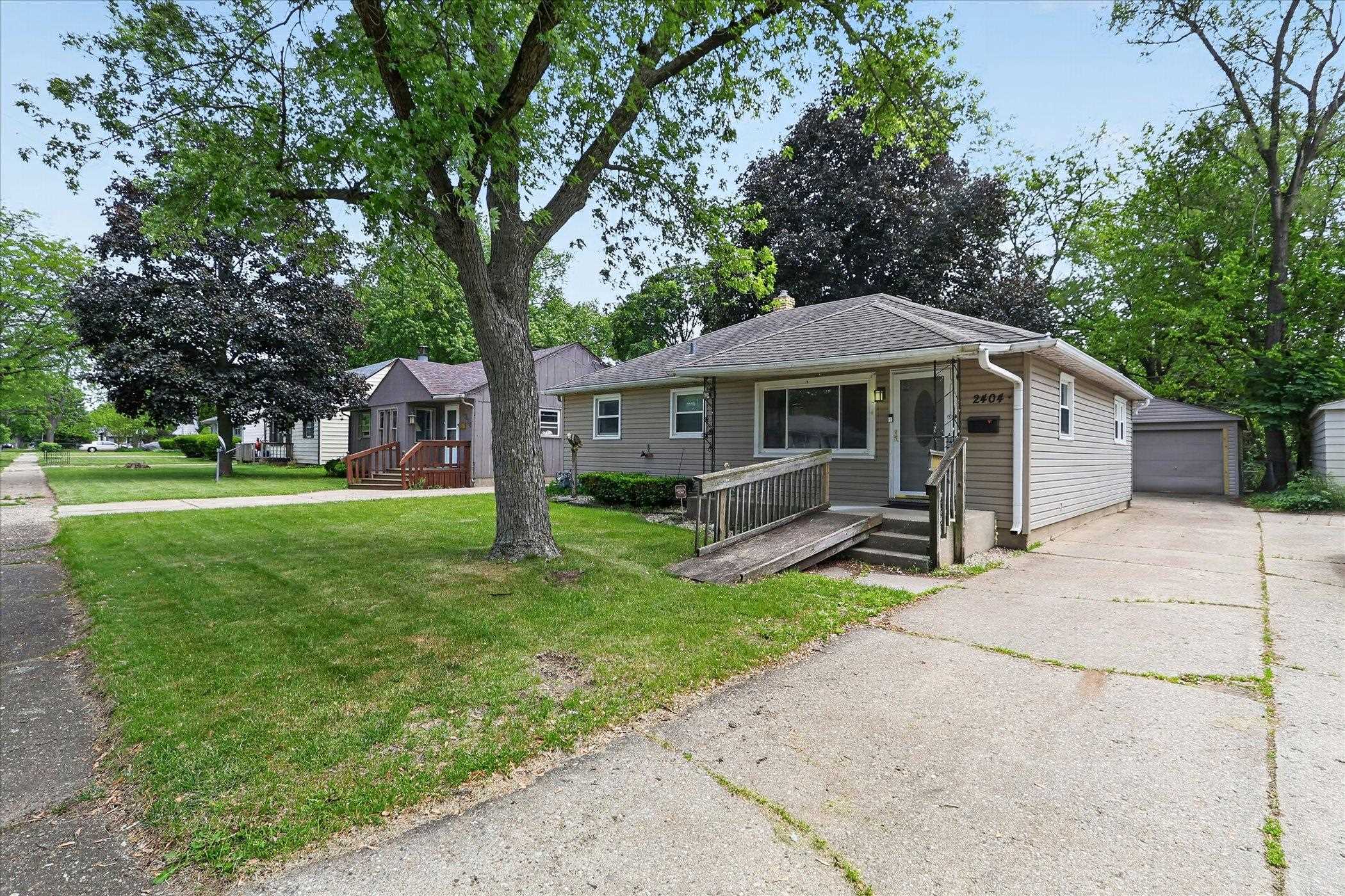 2404 Paradise Blvd, Pending in Rockford - eXp Realty