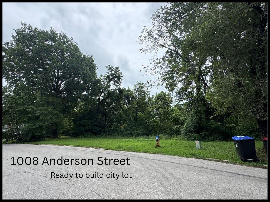1008 Anderson St, For Sale in Warrensburg - eXp Realty
