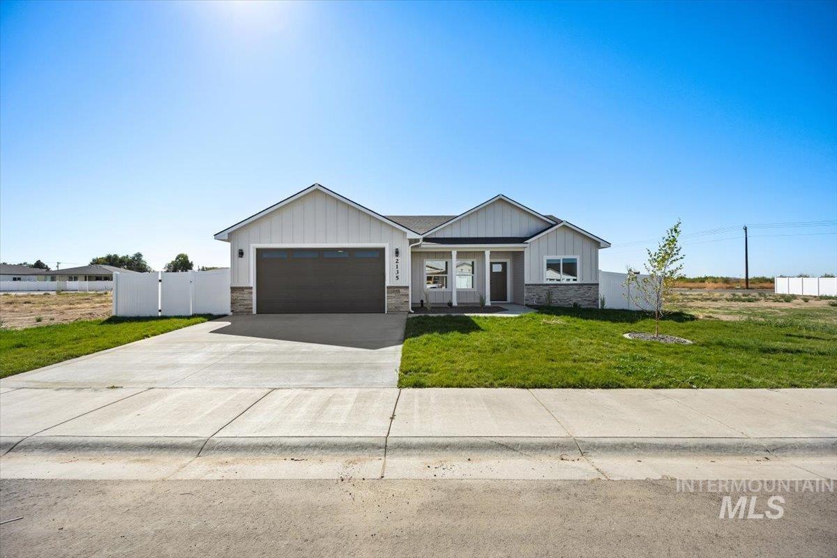 2137 Justine, For Sale in Fruitland - Zoocasa