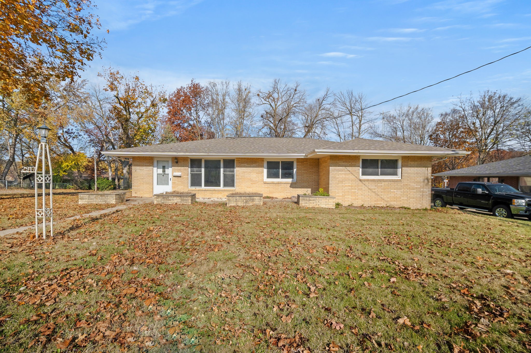 2917 Aurora Avenue, For Sale in Des Moines - Zoocasa