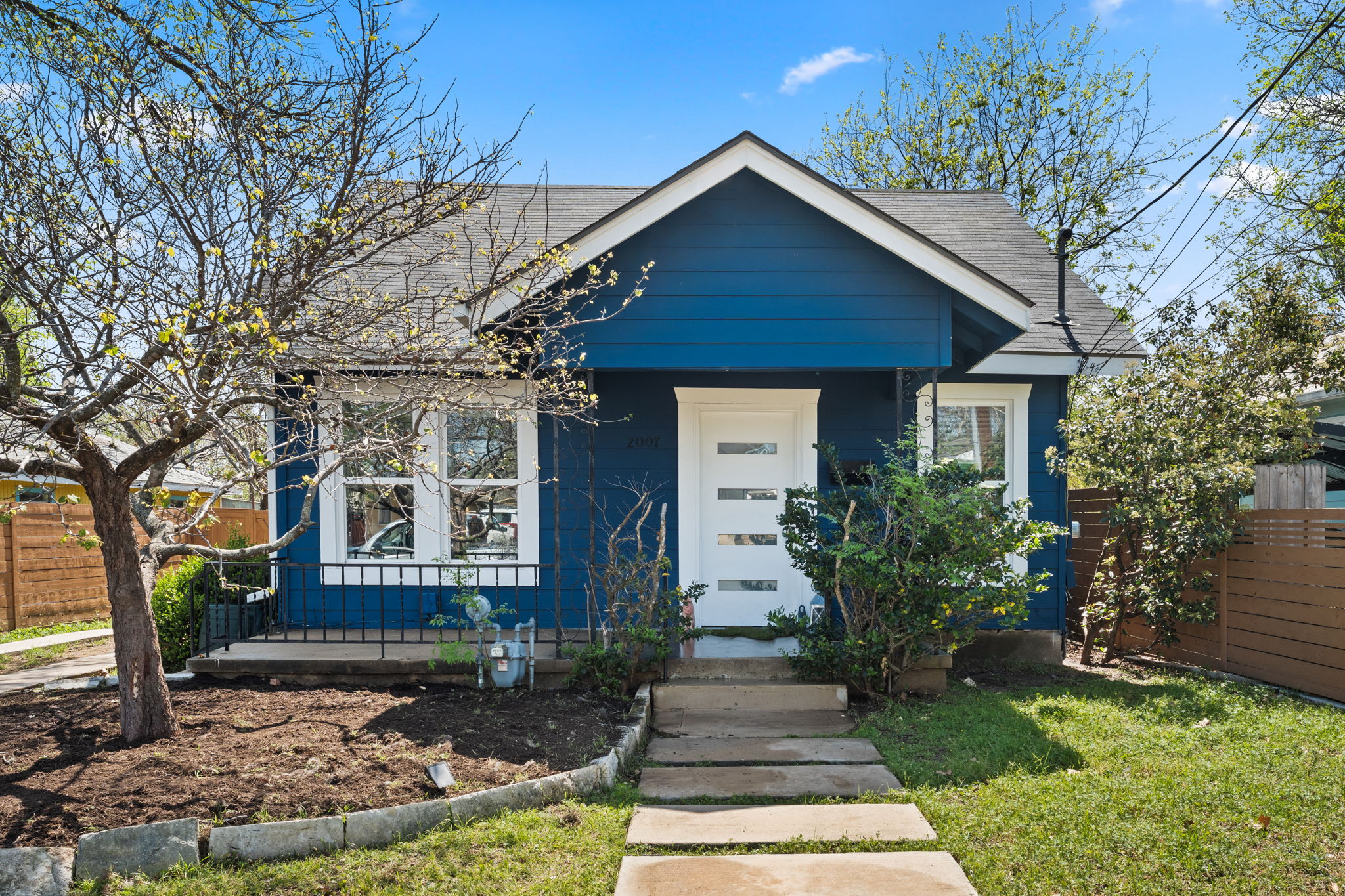 2007 Tillotson Ave, For Sale in Austin - Zoocasa