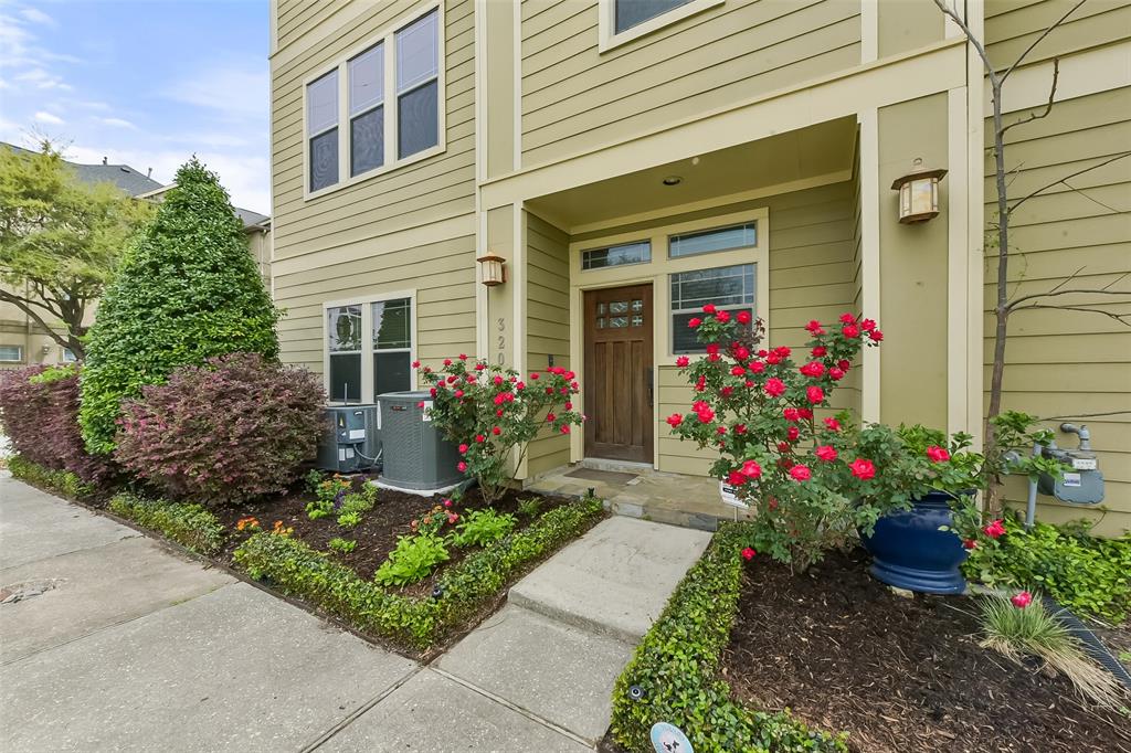 320 Fowler St, For Sale in Houston - eXp Realty