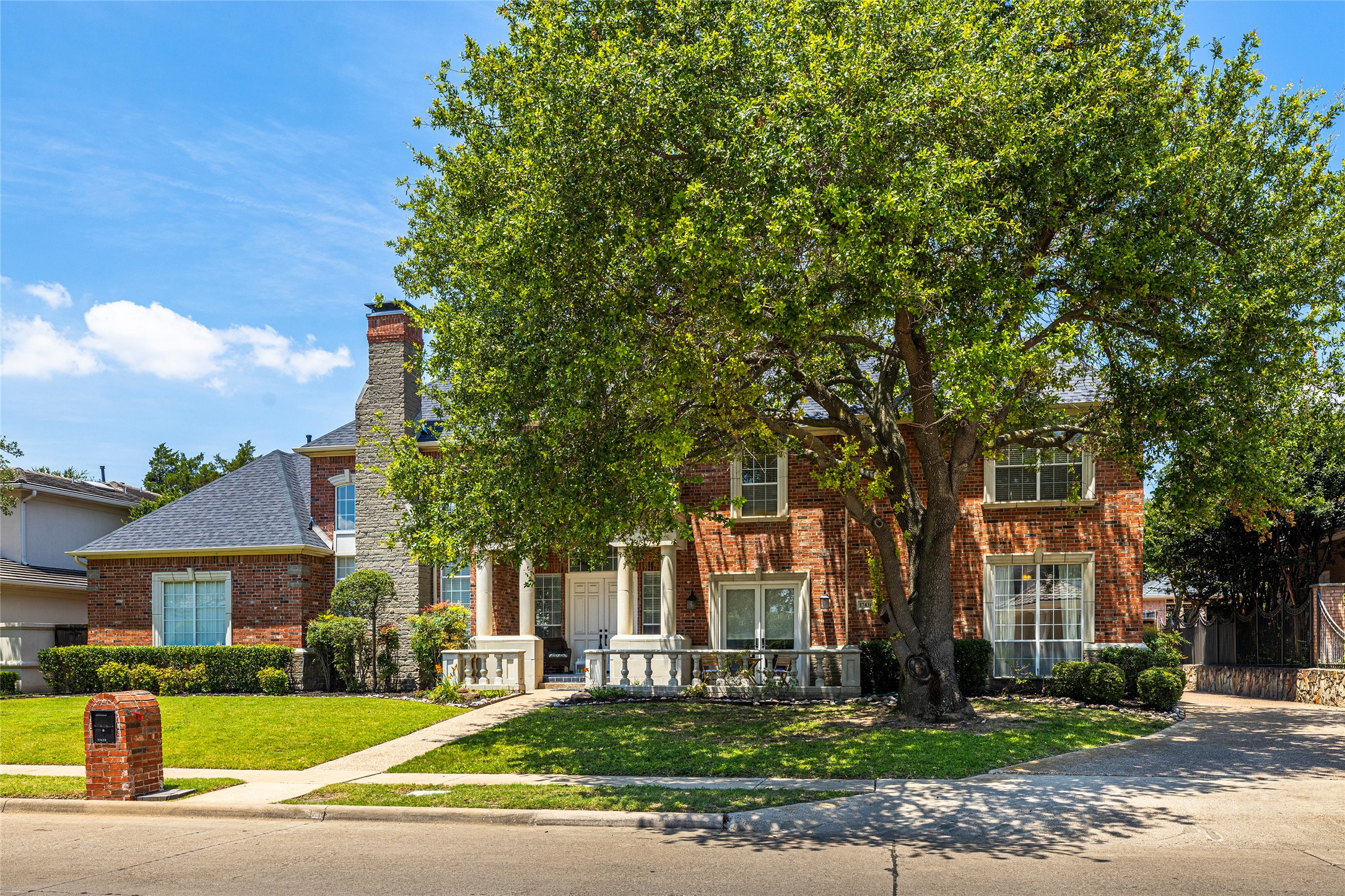 17431 Woods Edge Dr, For Sale in Dallas - Zoocasa