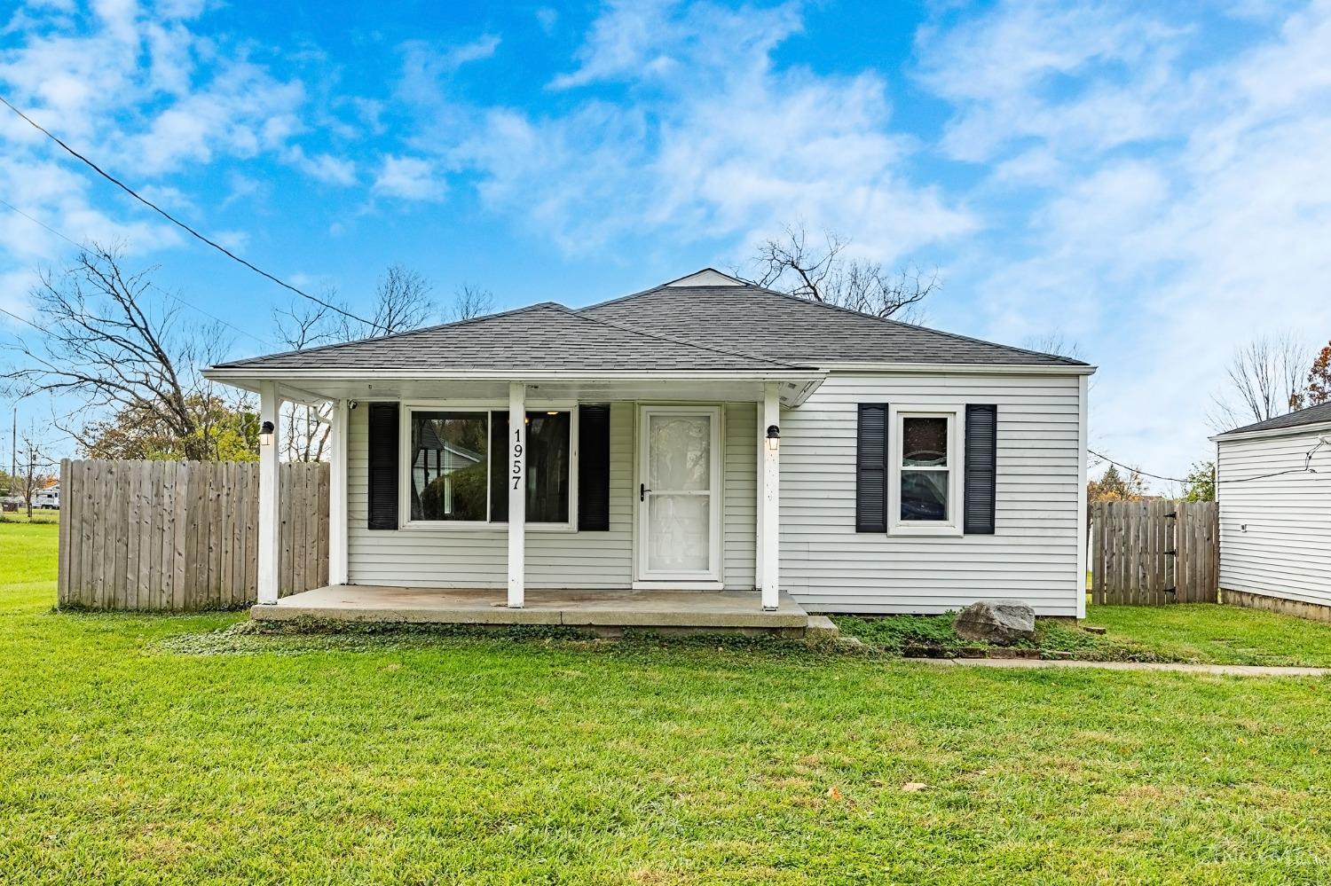 1957 Vanda Ave, For Sale in Hamilton - Zoocasa