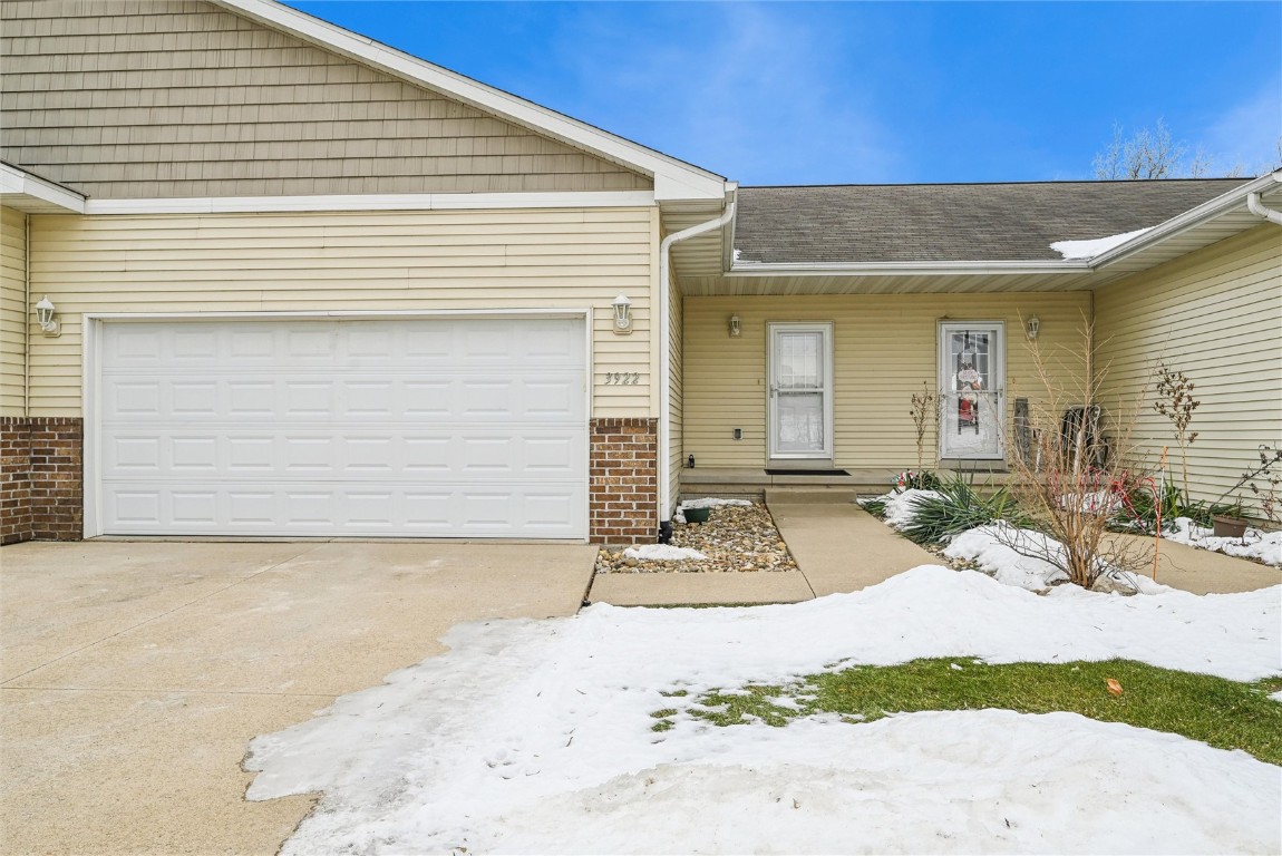 3922 Lakeview Dr Sw, For Sale in Cedar Rapids - eXp Realty