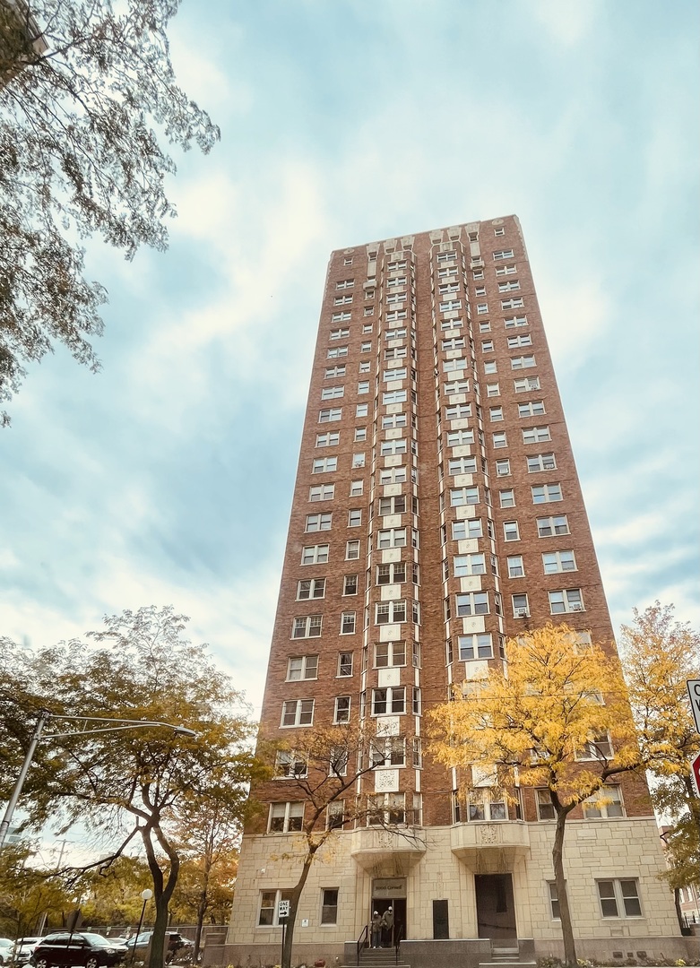 19C - 5000 S Cornell Avenue, For Sale in Chicago - Zoocasa