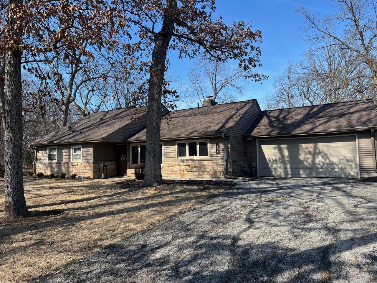 14314 W Crest View Drive, For Sale in New Berlin - Zoocasa