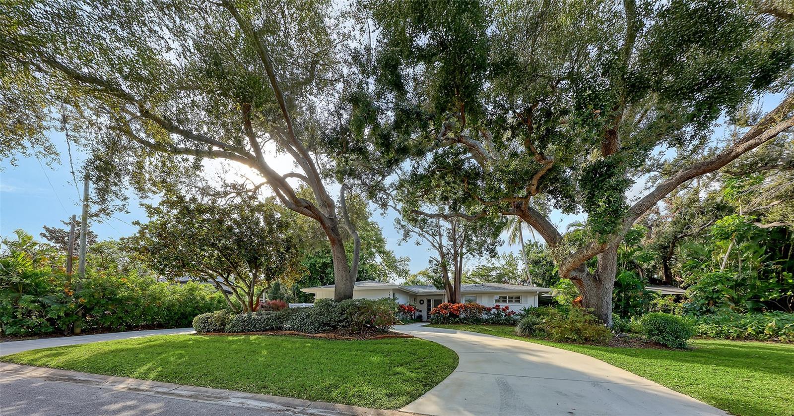 1672 Shoreland Drive, For Sale in SARASOTA - eXp Realty