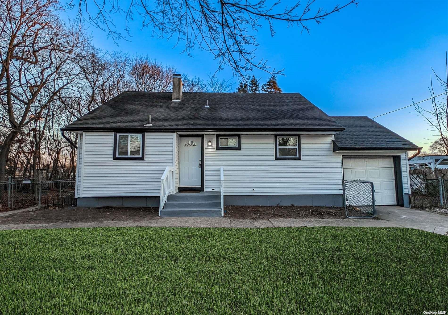 240 Ackerman Street, Sold in Islip - Zoocasa