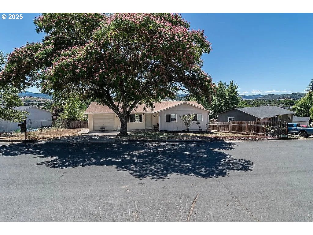 416 Corona Loop Rd, For Sale in Roseburg - eXp Realty