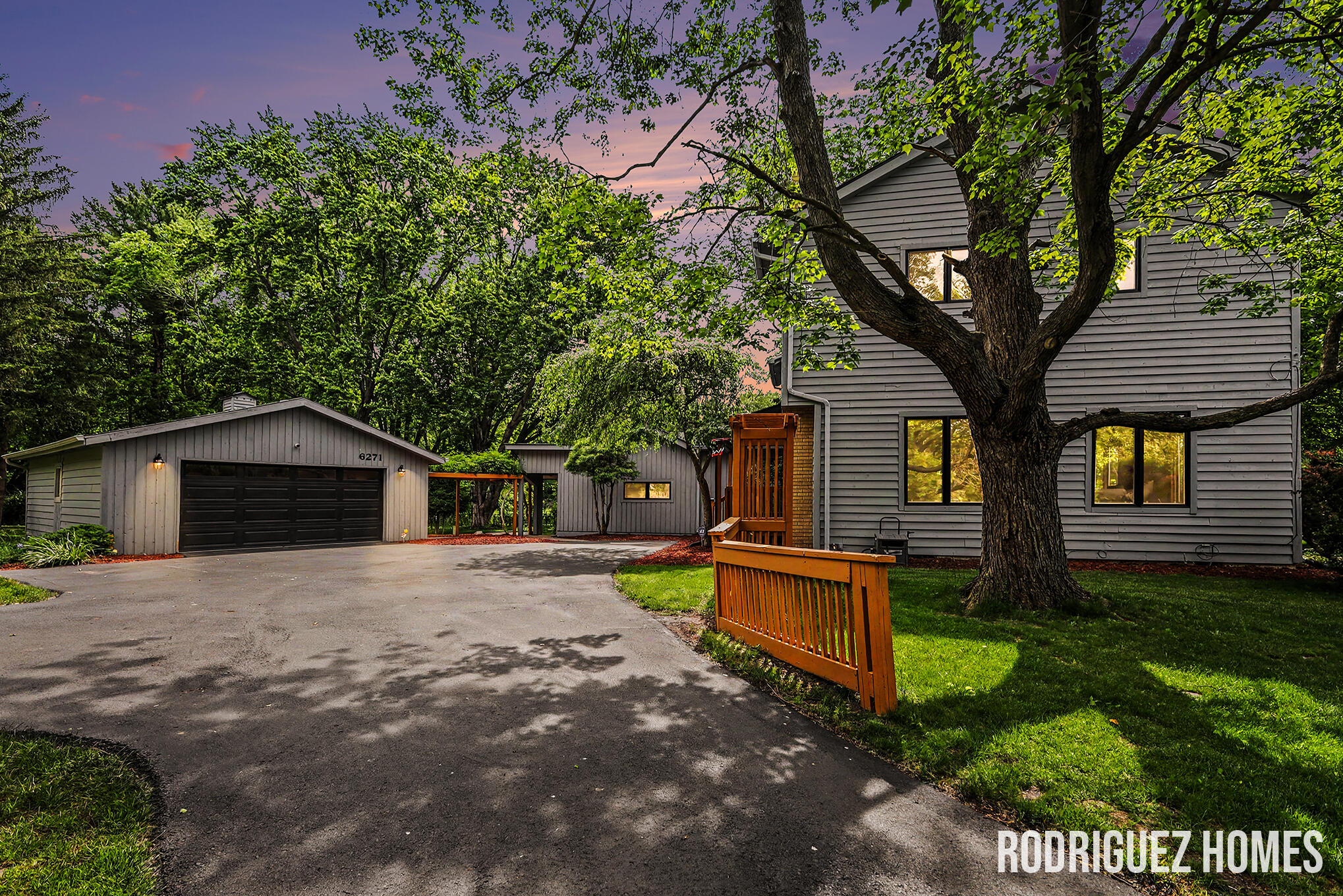 6271 Cascade Rd, Pending in Grand Rapids - eXp Realty