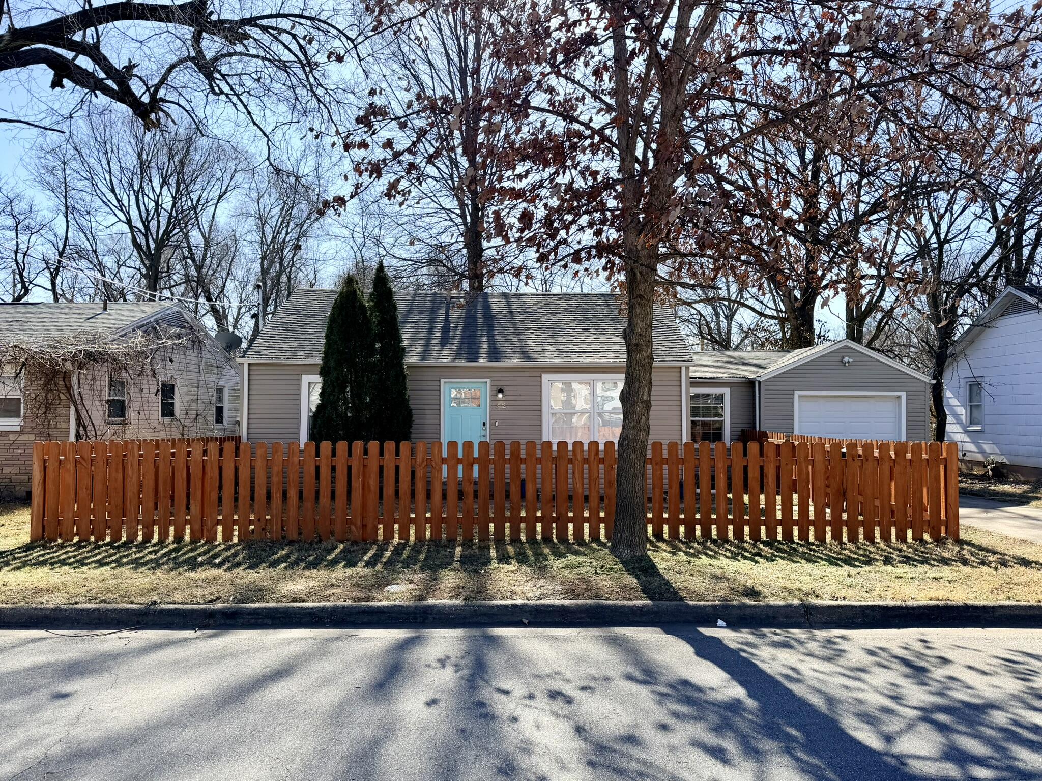 312 E Whiteside St, For Sale in Springfield - eXp Realty